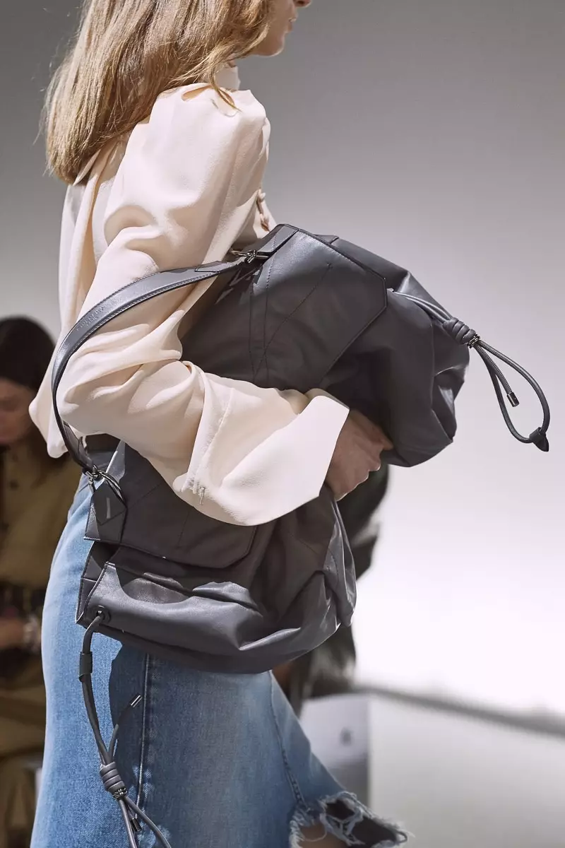 Givenchy parie gros sur les formes non traditionnelles avec ses sacs printemps 2020 1690_6