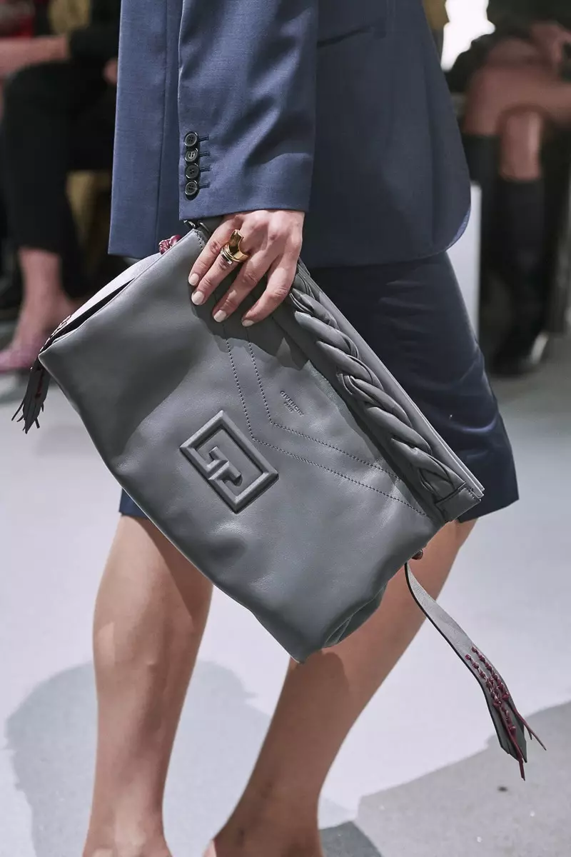 Givenchy parie gros sur les formes non traditionnelles avec ses sacs printemps 2020 1690_8