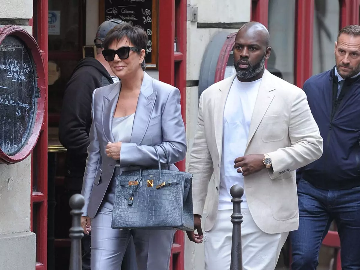 Cuireann Kris Jenner tús le Seachtain Faisin Pháras le roinnt málaí iontacha Hermès