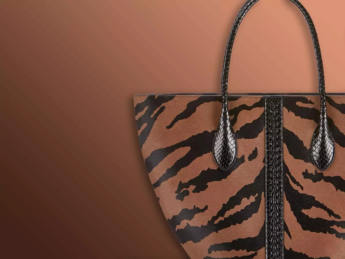 Szeresd vagy hagyd el? Alaïa Latifa Tiger-Print Tote 1698_1