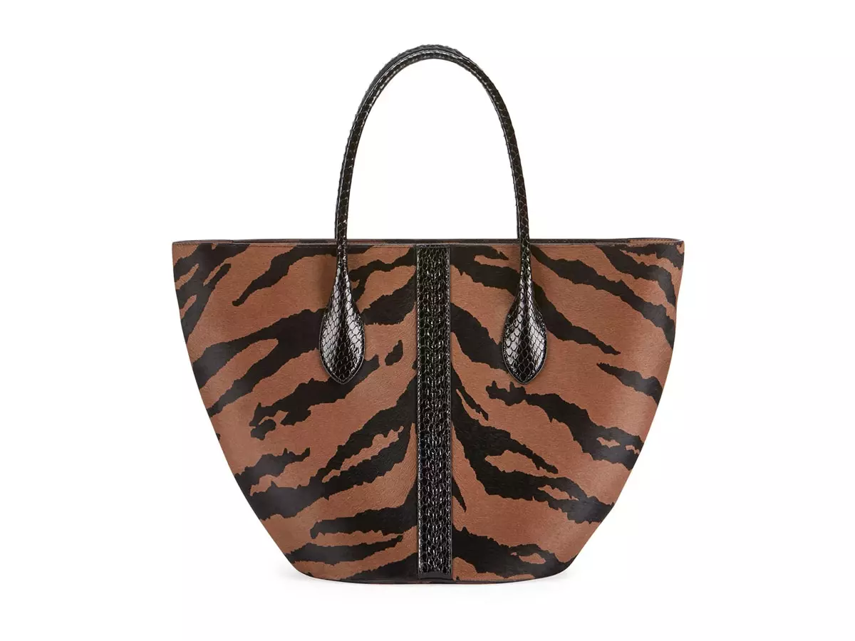 Tình yêu nó hoặc để lại nó? Alaïa Latifa Tiger-Print Tote 1698_2