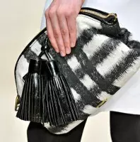 Fashion Week Handbags: Burberry Prorsum Caij nplooj zeeg 2011 17058_7