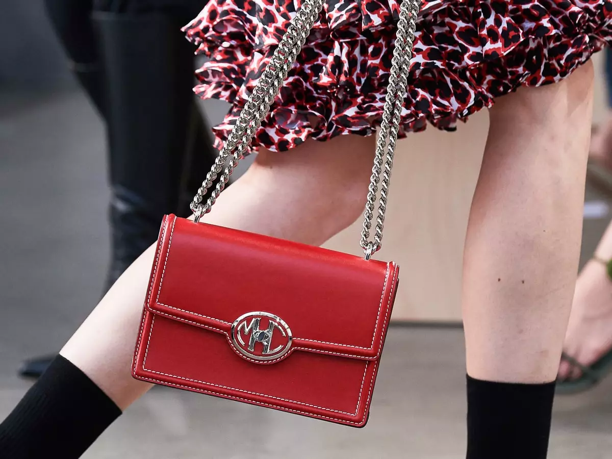 Michael Kors Bets Heavy ing Logo Hardware Anyar kanggo Koleksi Spring 2020 Tas