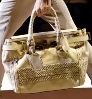 Moda hepdeliginiň sumkalary: Gucci Bahar 2011 17367_16