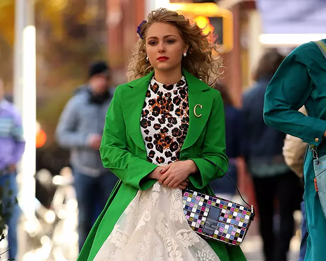 Téann AnnaSophia Robb i mbun Fendi fós arís chun “The Carrie Diaries” a scannánú 17763_1