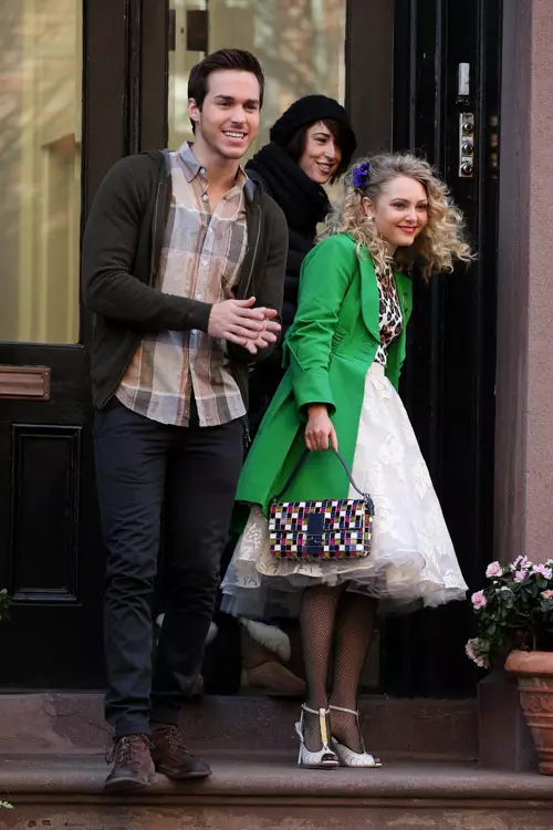 AnnaSophia Robb vėl neša Fendi į filmą „The Carrie Diaries“ 17763_3