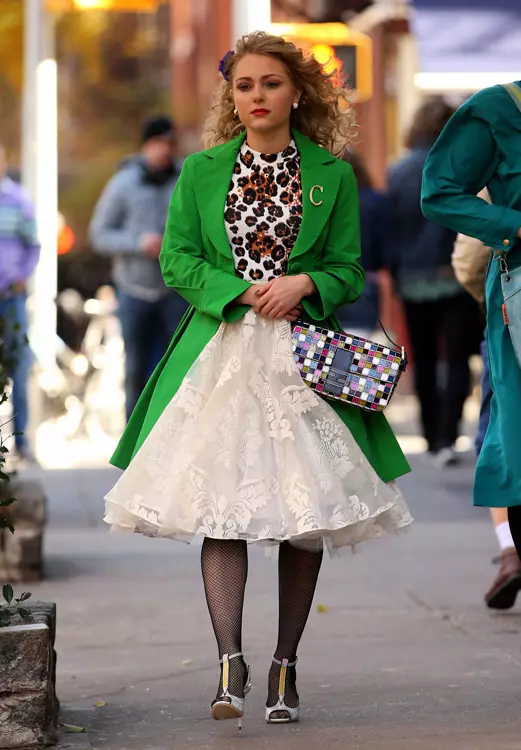 Téann AnnaSophia Robb i mbun Fendi fós arís chun “The Carrie Diaries” a scannánú 17763_4