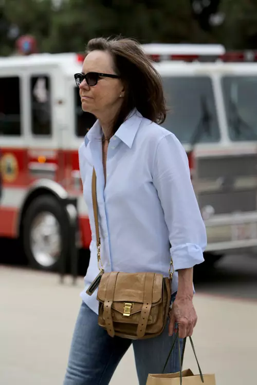 Sally Field ถือกระเป๋า Proenza Schouler PS1 สีน้ำตาล (1)