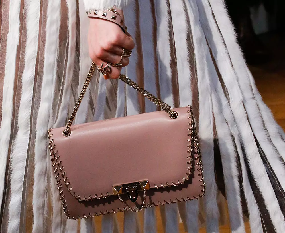 Ezinye Izindaba Ezinhle: I-Valentino's Fall 2017 Runway Bags Zinhle 18059_22