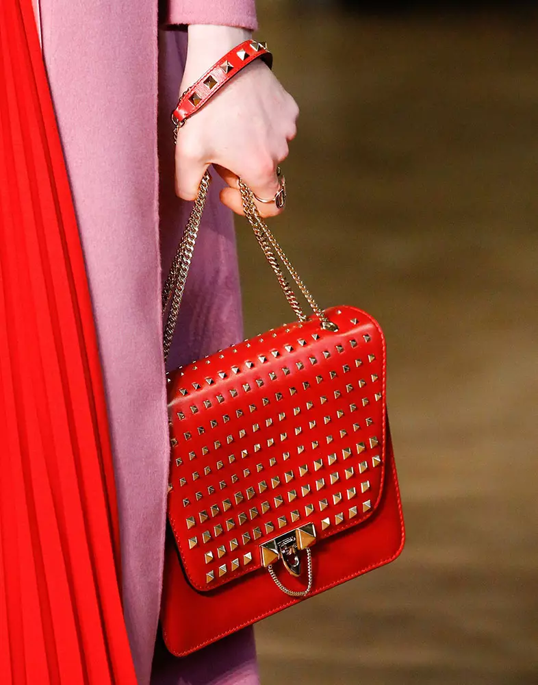 Ezinye Izindaba Ezinhle: I-Valentino's Fall 2017 Runway Bags Zinhle 18059_30