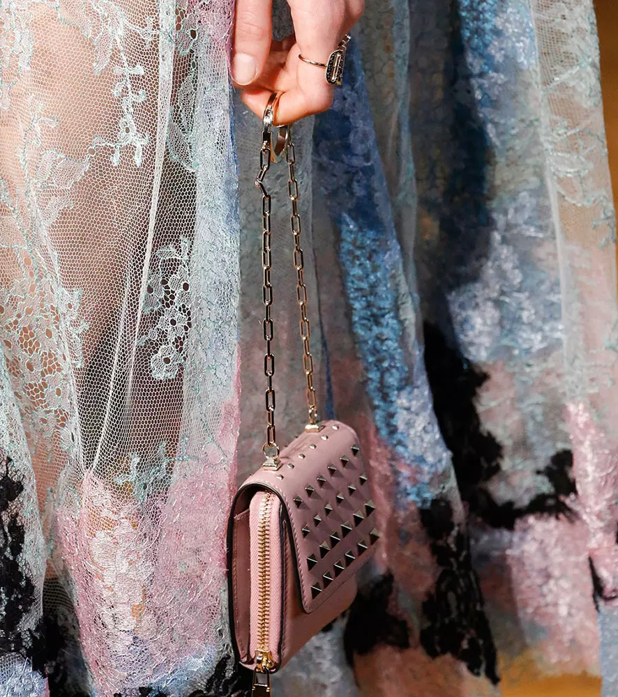 Baadhi ya Habari Njema: Mifuko ya Kukimbia ya Valentino's Fall 2017 ni Kali 18059_31