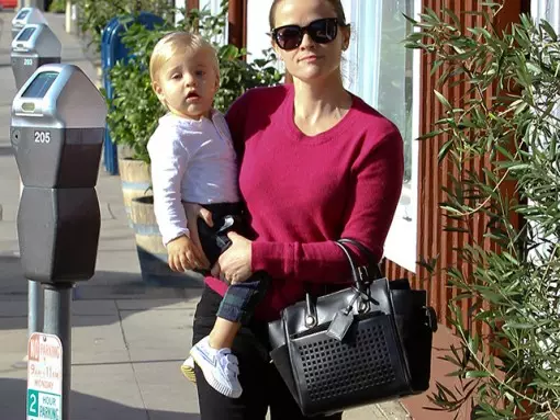 Reese Witherspoon Totes hirem Puppelchen an hirem Reed Krakoff Bag