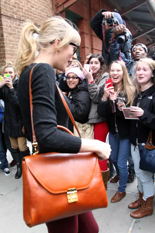 Taylor Swift lleva un Marc Cross Scottie Large Flap Satchel en Nueva York (4)