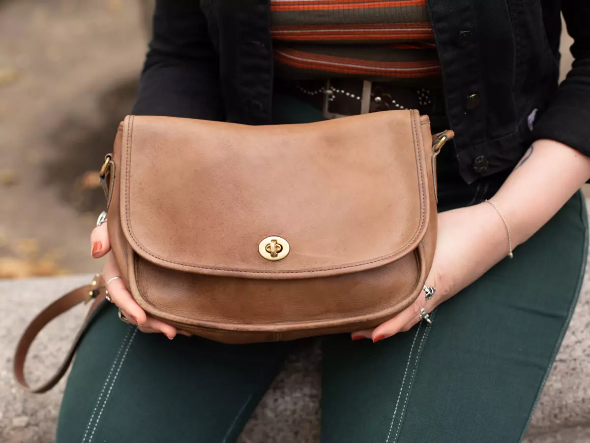 Katy Johnson és Vintage Coach Crossbody