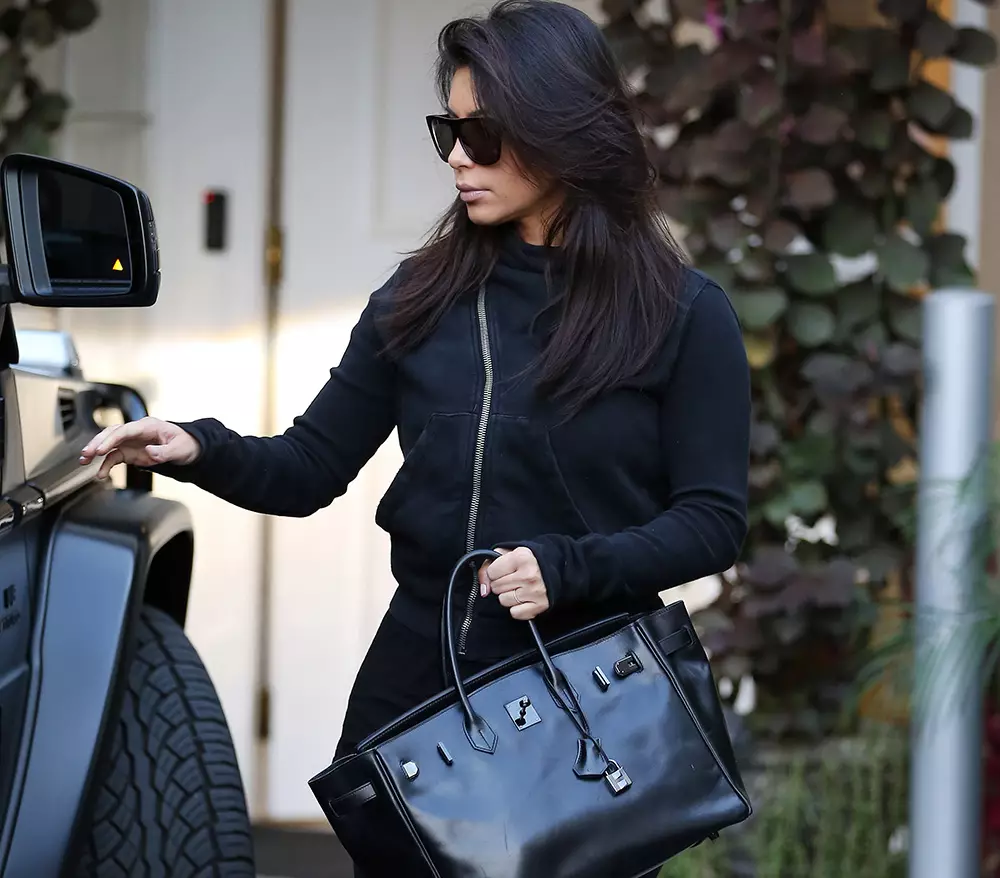 Kim Kardashian තවමත් ඇගේ Hermès So Black Birkin ට ආදරෙයි 19250_1