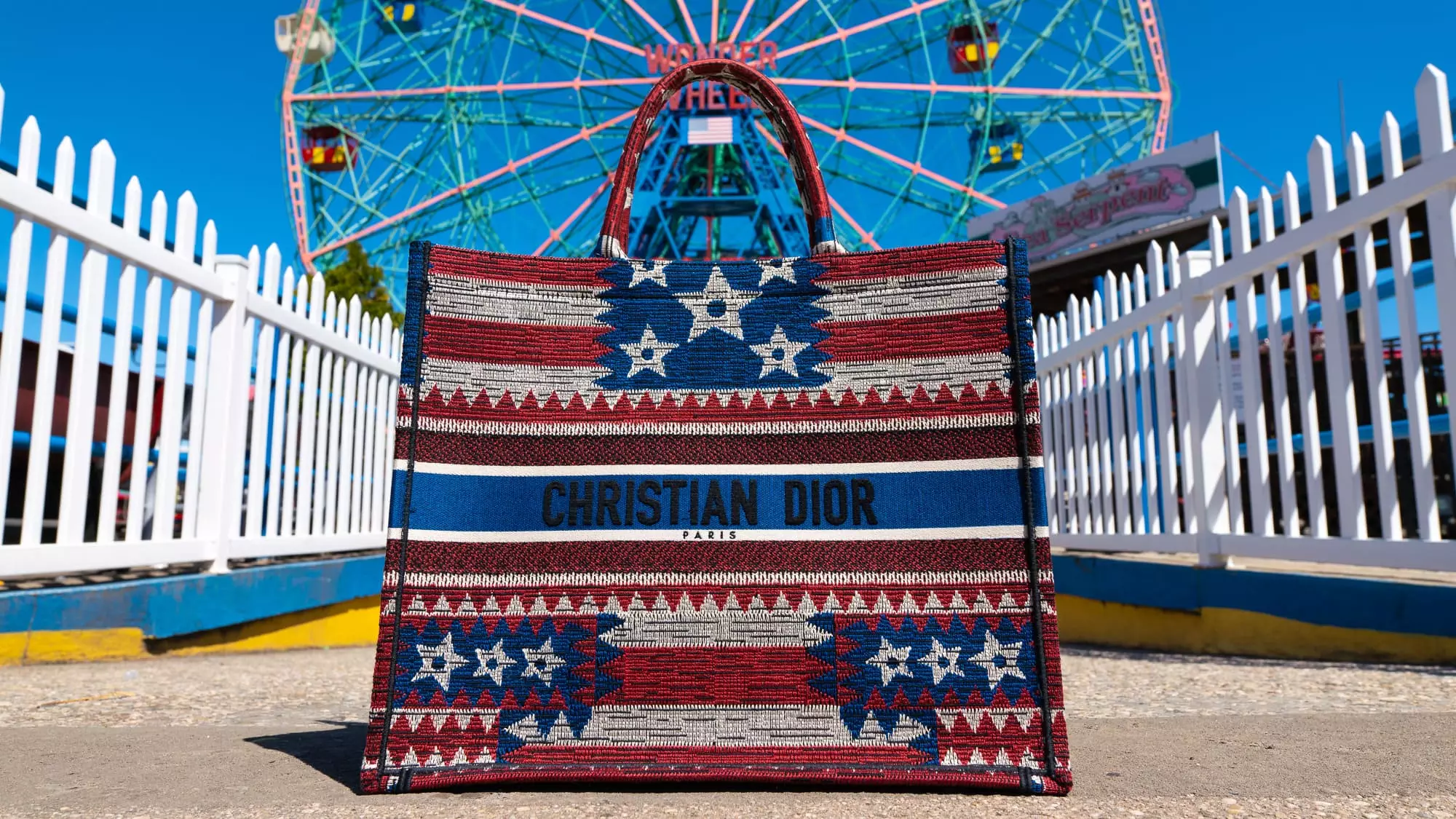 Ib Hnub nrog Dior American Flag Phau Ntawv Tote 1948_1