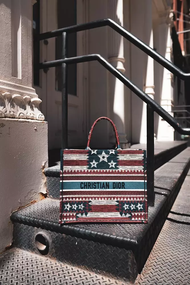 Ein Tag mit der Dior American Flag Book Tote 1948_10