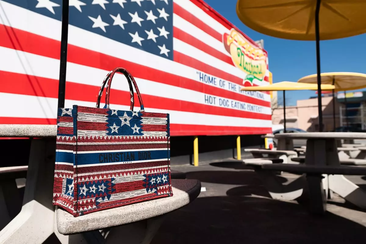 Otu ụbọchị nwere Dior American Flag Tote 1948_2