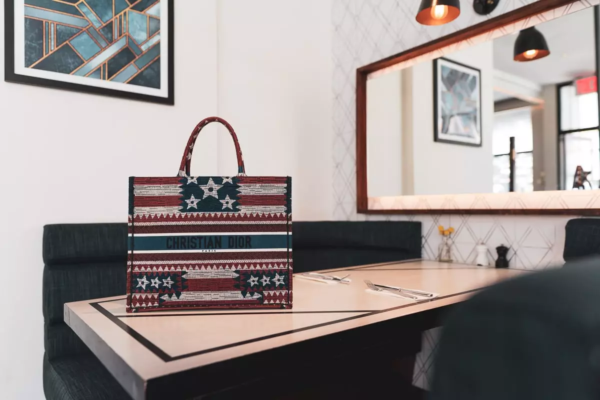 Dior American Flag Book Tote менен бир күн 1948_8