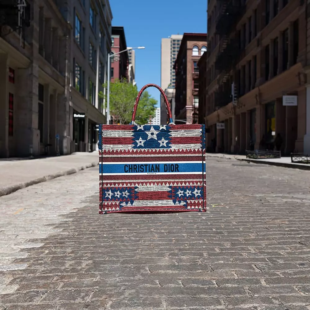 Ein Tag mit der Dior American Flag Book Tote 1948_9