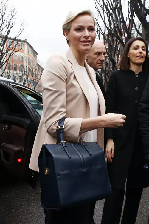 Gimbiya Charlene ta Monaco tana ɗaukar jakar Armani a Makon Fashion Milan (5)