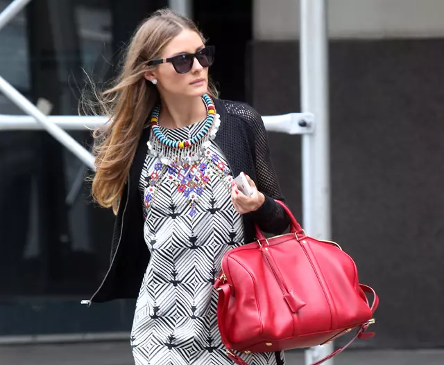 Olivia Palermo waxay sidataa casaan Louis Vuitton SC Satchel gudaha NYC (5)