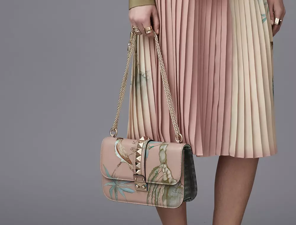 Valentino enfatiza estampas, mini bolsas para pré-outono 2016 20481_1