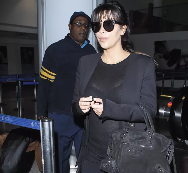 Kim Kardashian o na le suede e ntšo ea Balenciaga City Bag boema-fofane ba Los Angeles. (5)