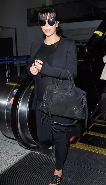 Kim Kardashian nese na letišti v Los Angeles černou semišovou tašku Balenciaga City Bag. (2)