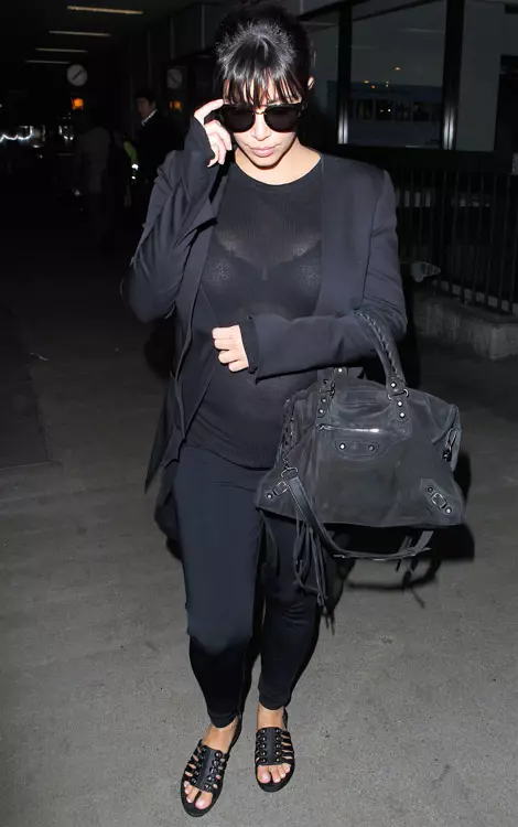 Kim Kardashian mawa suede hideung Balenciaga Kota Kantong di bandara di Los Angeles. (3)