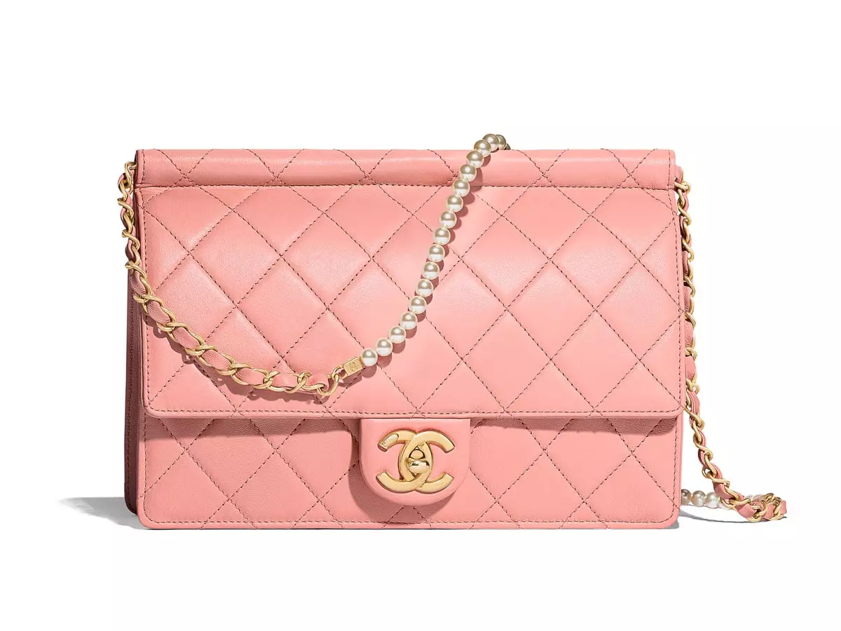 Chanel-тің 2019 жылғы көктемгі шолу кітабы осында — суреттерді + сүйікті жаңа стильдердің бағасын қараңыз 2085_1