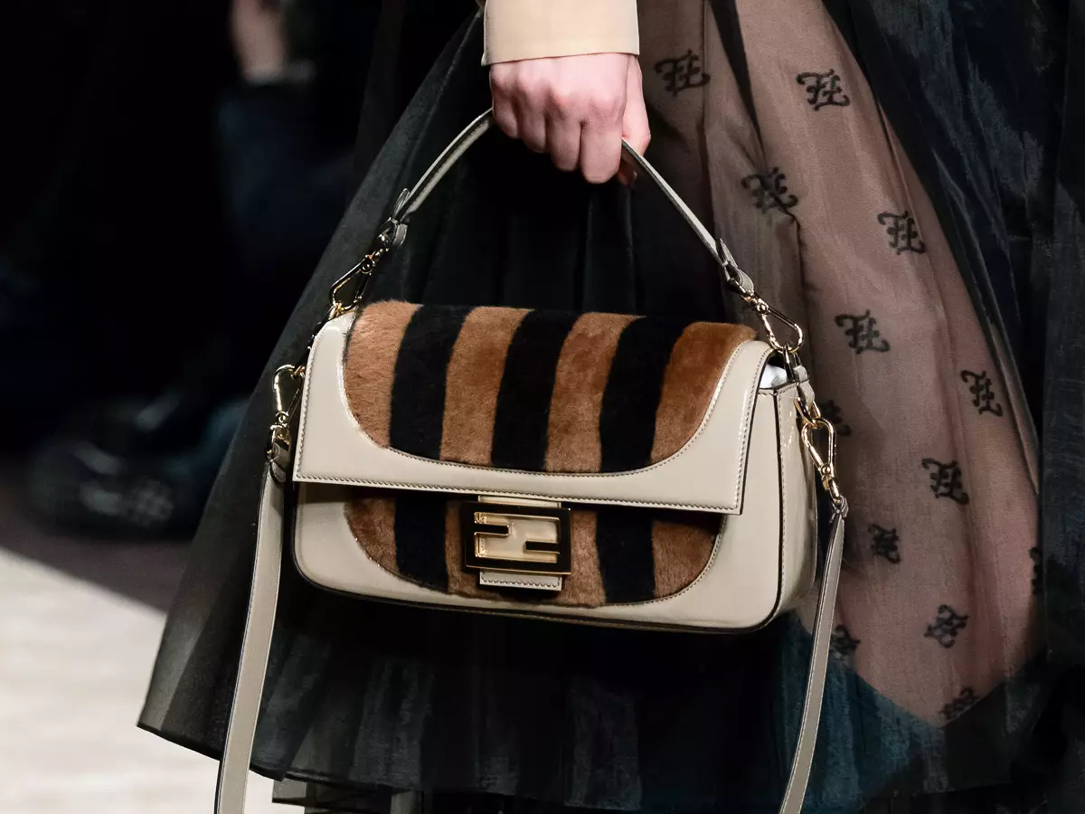 Fendi na-apụ na Logos na mkpokọta ọdịda 2019 ya, nke ikpeazụ sitere na onye isi ihe okike Karl Lagerfeld 2103_1