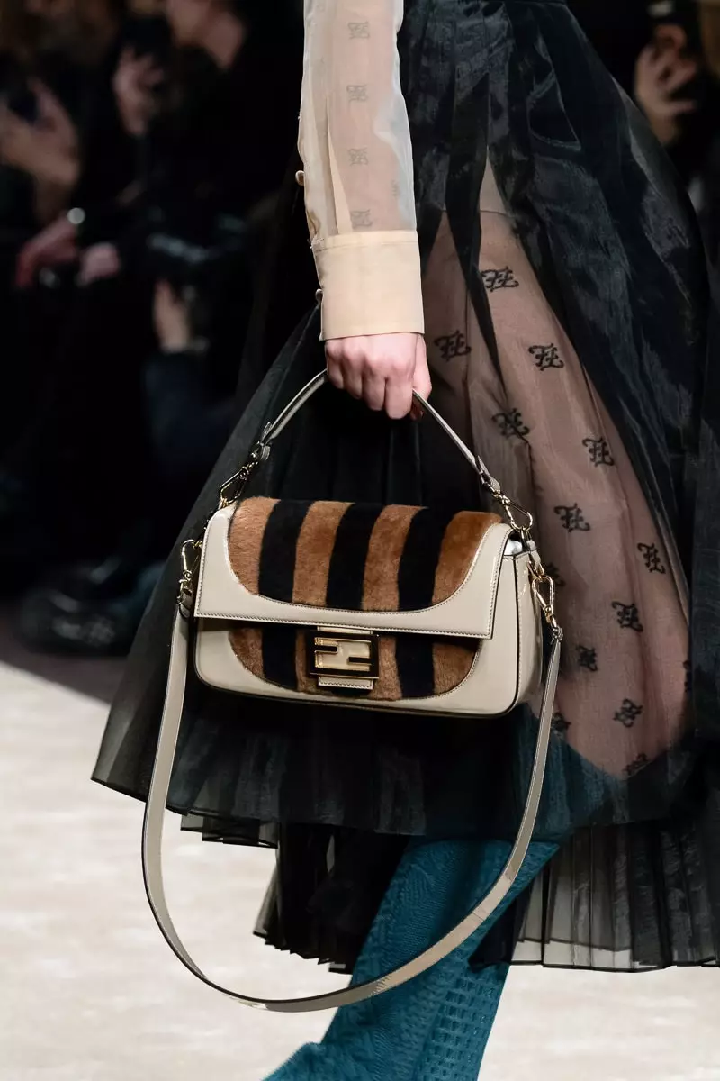 Fendi na-apụ na Logos na mkpokọta ọdịda 2019 ya, nke ikpeazụ sitere na onye isi ihe okike Karl Lagerfeld 2103_12