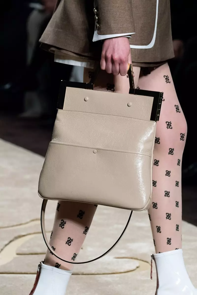 Fendi na-apụ na Logos na mkpokọta ọdịda 2019 ya, nke ikpeazụ sitere na onye isi ihe okike Karl Lagerfeld 2103_2