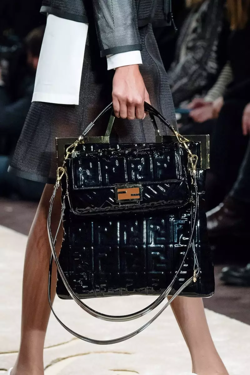 Fendi na-apụ na Logos na mkpokọta ọdịda 2019 ya, nke ikpeazụ sitere na onye isi ihe okike Karl Lagerfeld 2103_20