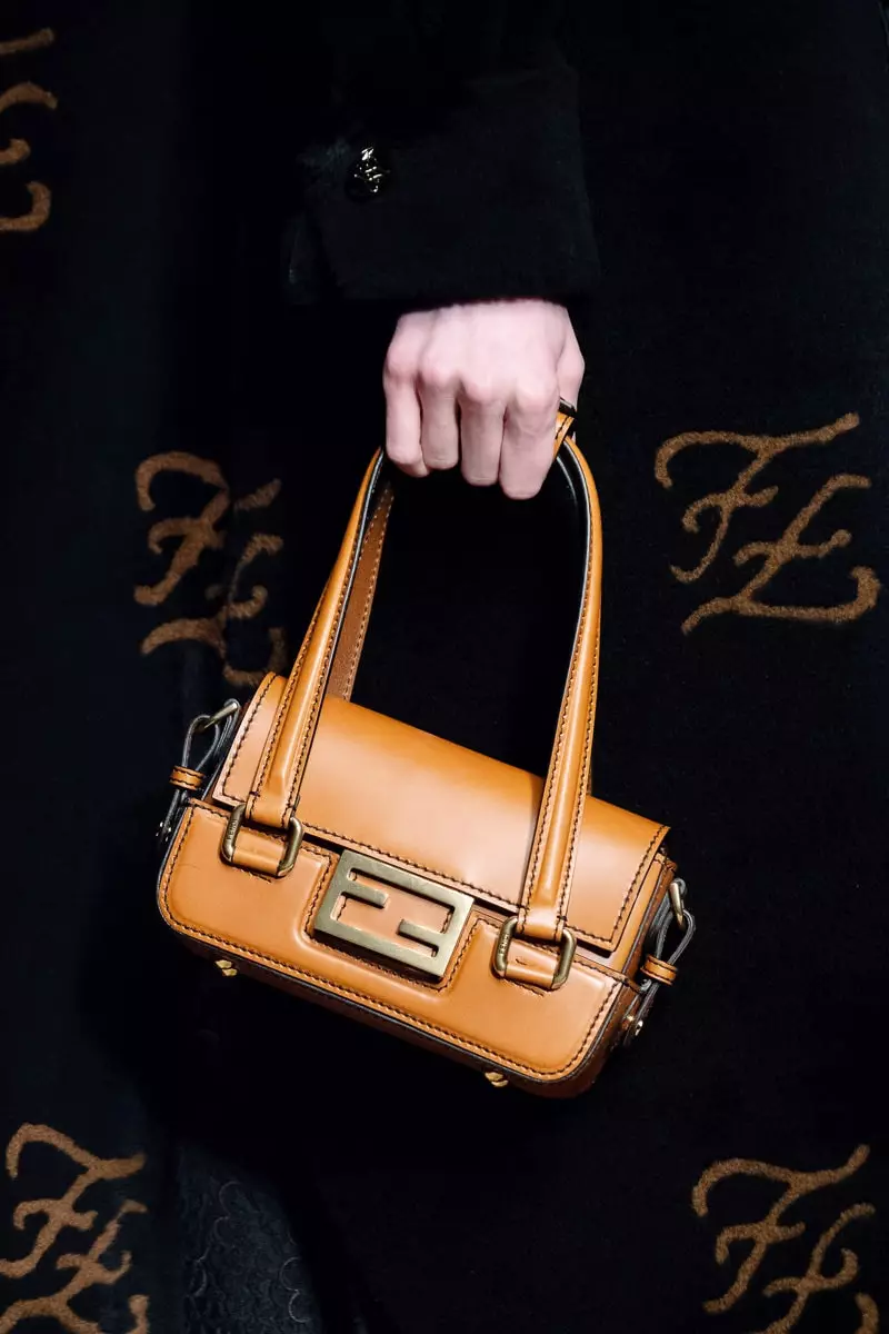 Fendi na-apụ na Logos na mkpokọta ọdịda 2019 ya, nke ikpeazụ sitere na onye isi ihe okike Karl Lagerfeld 2103_25