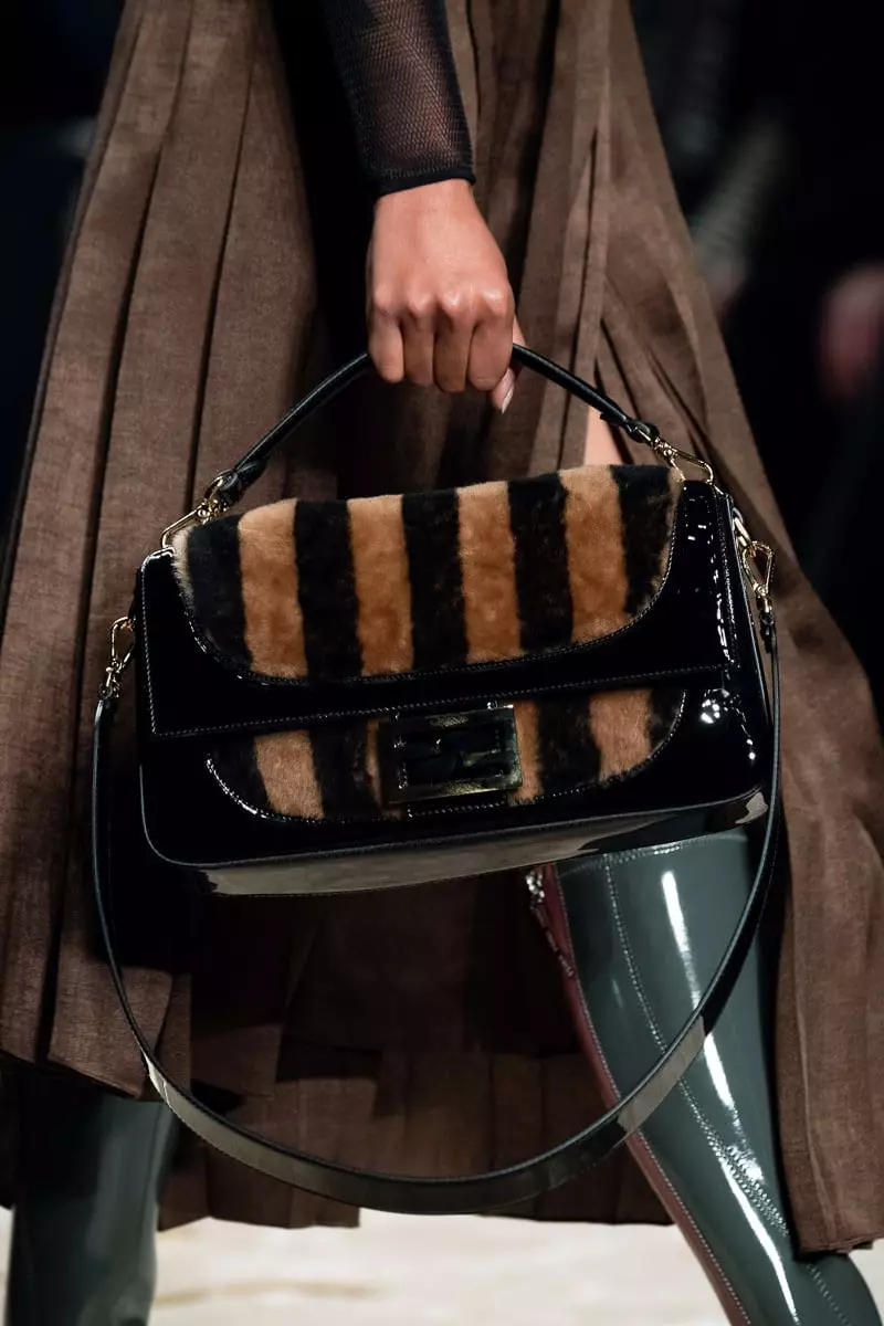 Fendi na-apụ na Logos na mkpokọta ọdịda 2019 ya, nke ikpeazụ sitere na onye isi ihe okike Karl Lagerfeld 2103_27