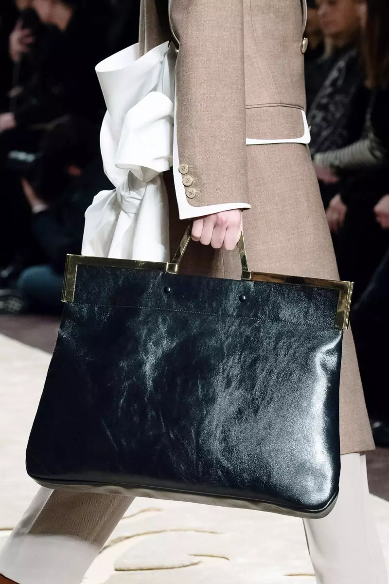 Fendi na-apụ na Logos na mkpokọta ọdịda 2019 ya, nke ikpeazụ sitere na onye isi ihe okike Karl Lagerfeld 2103_3