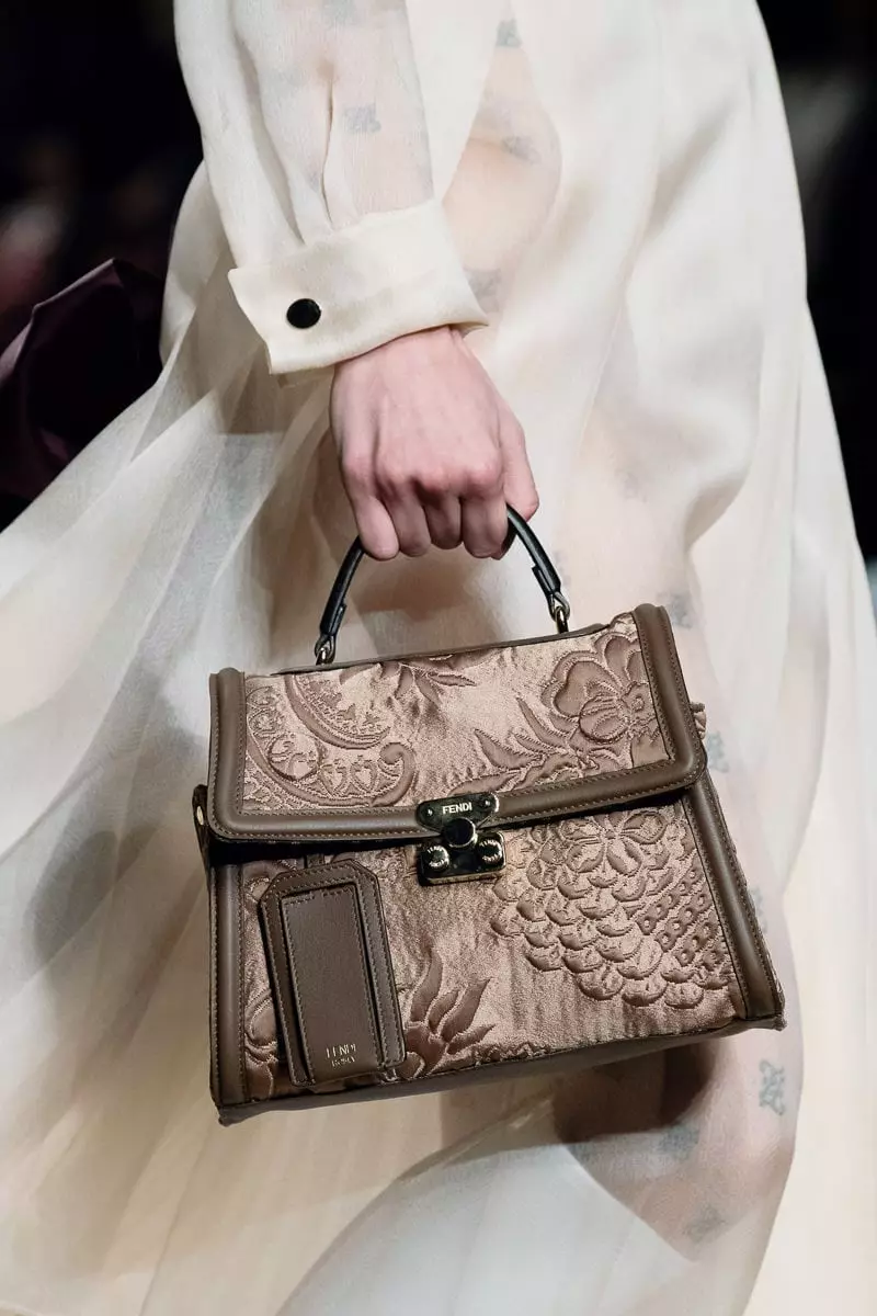 Fendi na-apụ na Logos na mkpokọta ọdịda 2019 ya, nke ikpeazụ sitere na onye isi ihe okike Karl Lagerfeld 2103_34