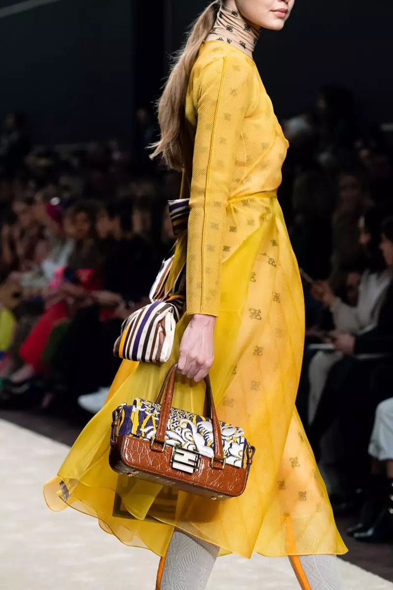 Fendi na-apụ na Logos na mkpokọta ọdịda 2019 ya, nke ikpeazụ sitere na onye isi ihe okike Karl Lagerfeld 2103_35