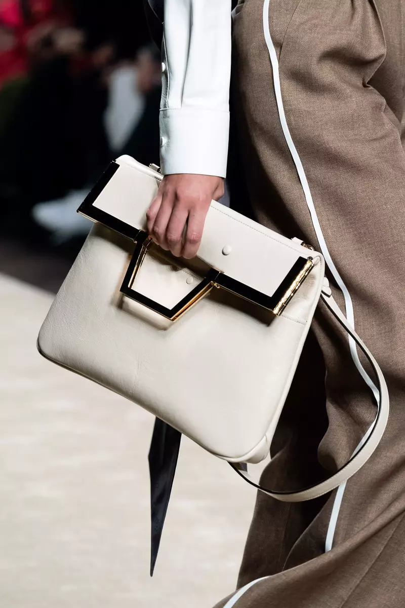 Fendi na-apụ na Logos na mkpokọta ọdịda 2019 ya, nke ikpeazụ sitere na onye isi ihe okike Karl Lagerfeld 2103_4