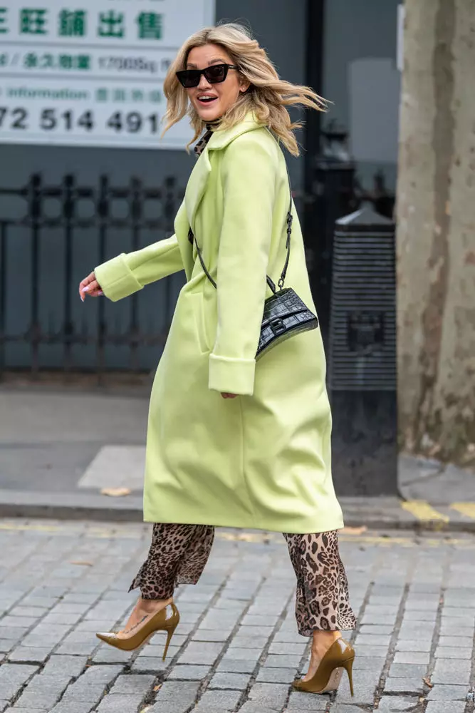 Celebs Carried Balenciaga és Celine, 2021. november 214_5