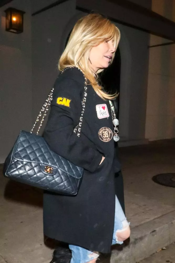 Return to Craig's: Celebs Slink Out of LA Hotspot med väskor från Ferragamo och Louis Vuitton 2156_3