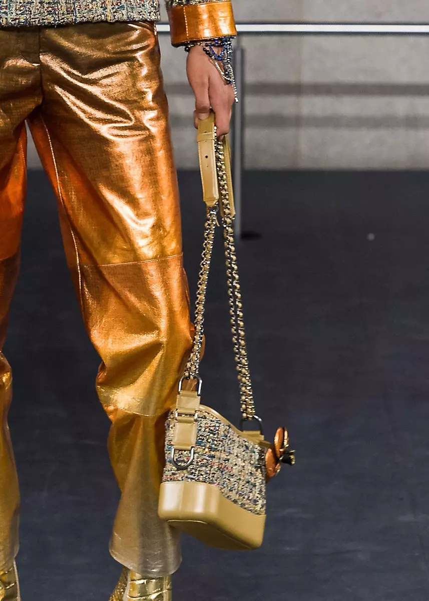 Kuhaa ang Imong Unang Pagtan-aw sa Chanel's Métiers d'Art 2019 Bag nga Diretso Gikan sa Runway 2243_25