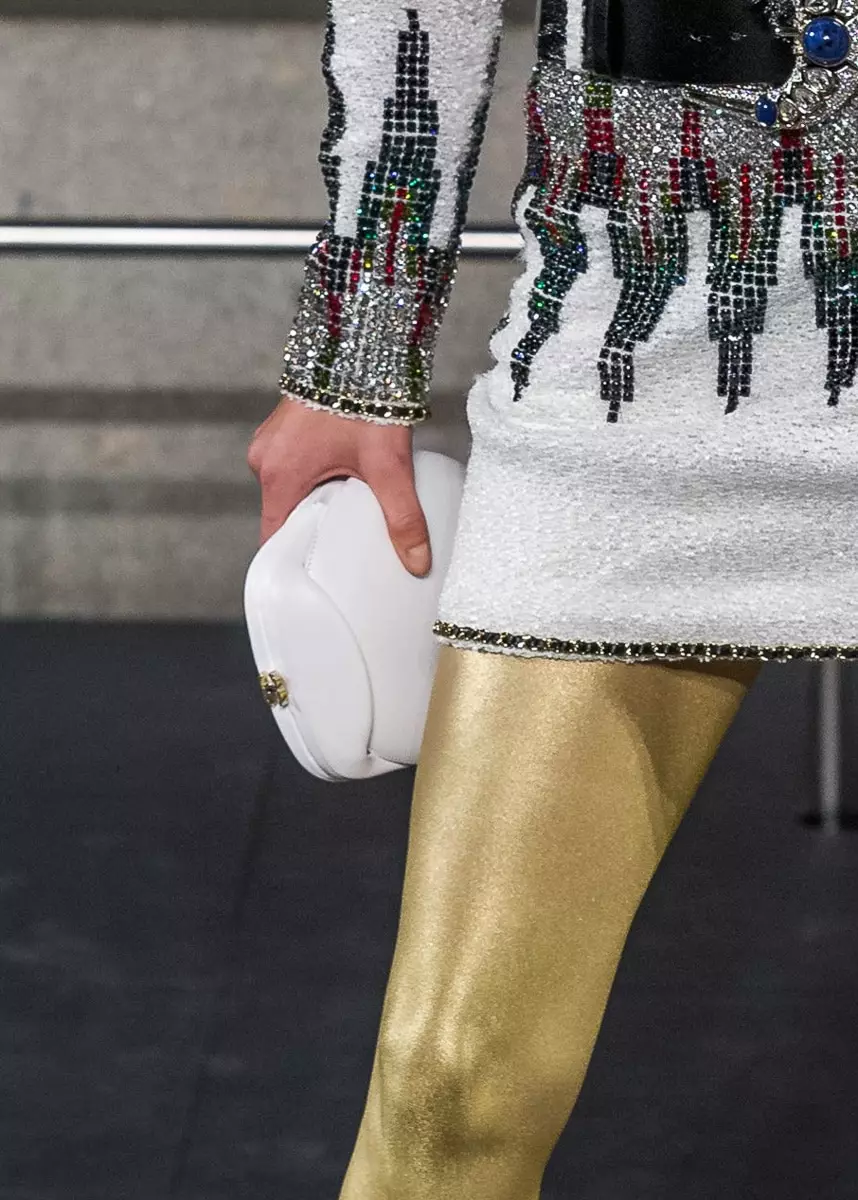 Kuhaa ang Imong Unang Pagtan-aw sa Chanel's Métiers d'Art 2019 Bag nga Diretso Gikan sa Runway 2243_28