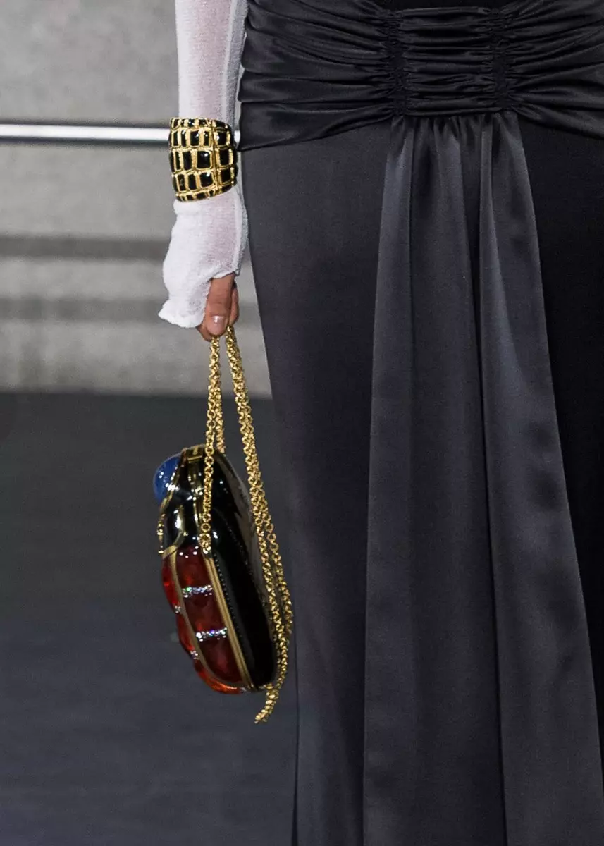 Thola Ukubheka Kwakho Kokuqala Ezikhwameni ze-Chanel's Métiers d'Art 2019 ziqonde ngqo ukusuka ku-Runway 2243_29