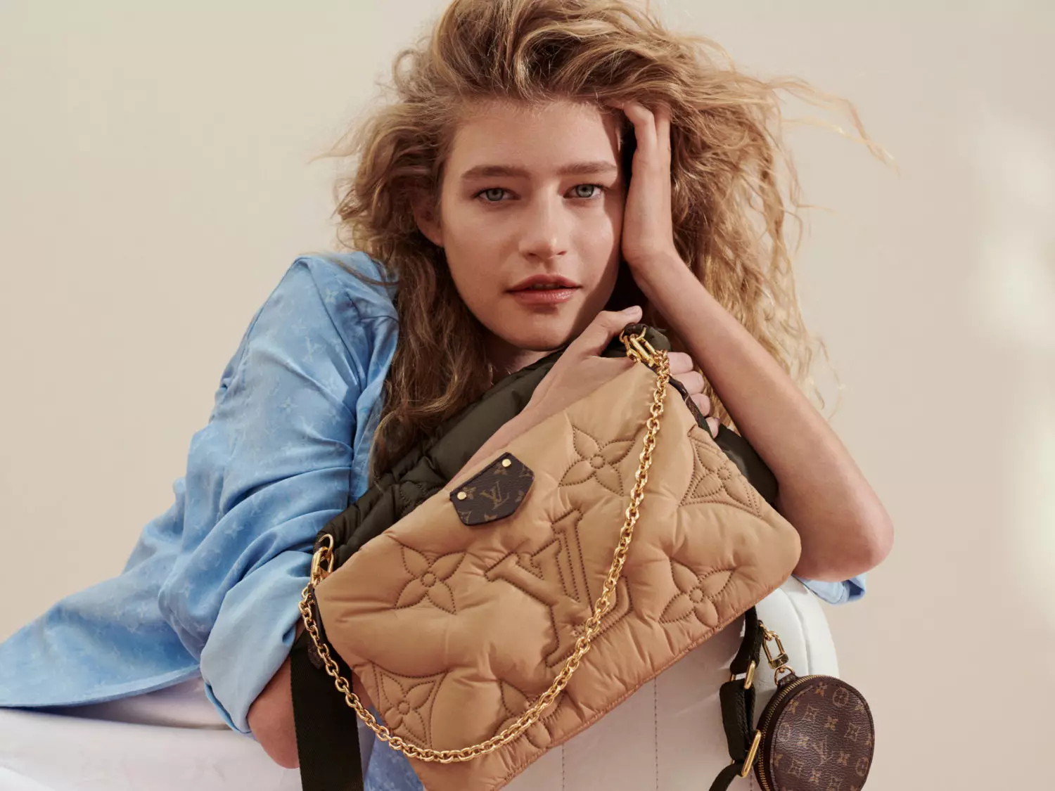 Louis Vuitton Hops op 'e Pillow Trend mei Nije LV Pillow Bags