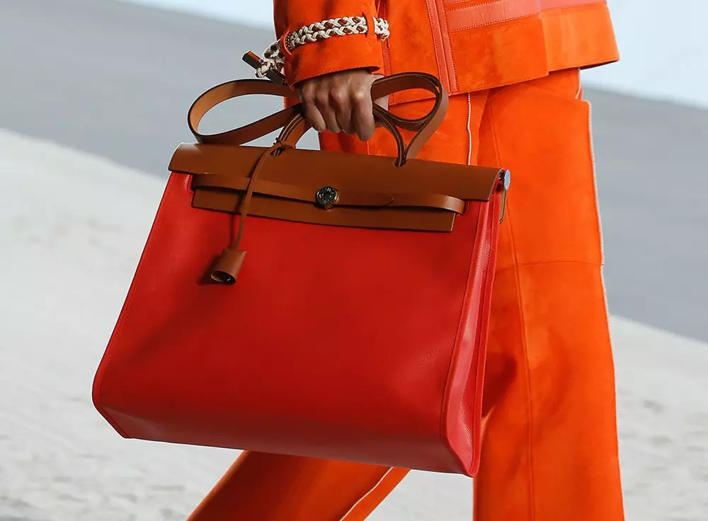 Hermès သည် ၎င်း၏ Spring 2019 Runway Bags ဖြင့် ၎င်း၏ ပေါ့ပေါ့ပါးပါး ဘေးဘက်ခြမ်းကို စူးစမ်းသည်။ 2365_1