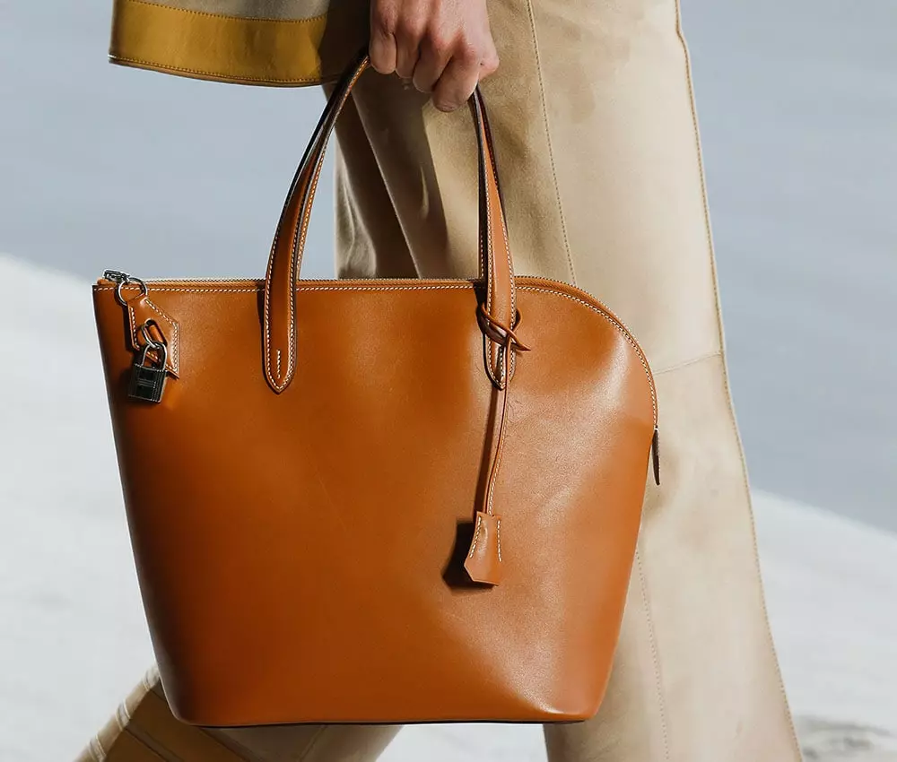 Hermès သည် ၎င်း၏ Spring 2019 Runway Bags ဖြင့် ၎င်း၏ ပေါ့ပေါ့ပါးပါး ဘေးဘက်ခြမ်းကို စူးစမ်းသည်။ 2365_12