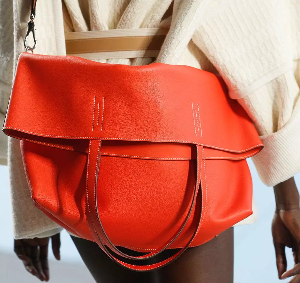 Hermès သည် ၎င်း၏ Spring 2019 Runway Bags ဖြင့် ၎င်း၏ ပေါ့ပေါ့ပါးပါး ဘေးဘက်ခြမ်းကို စူးစမ်းသည်။ 2365_14